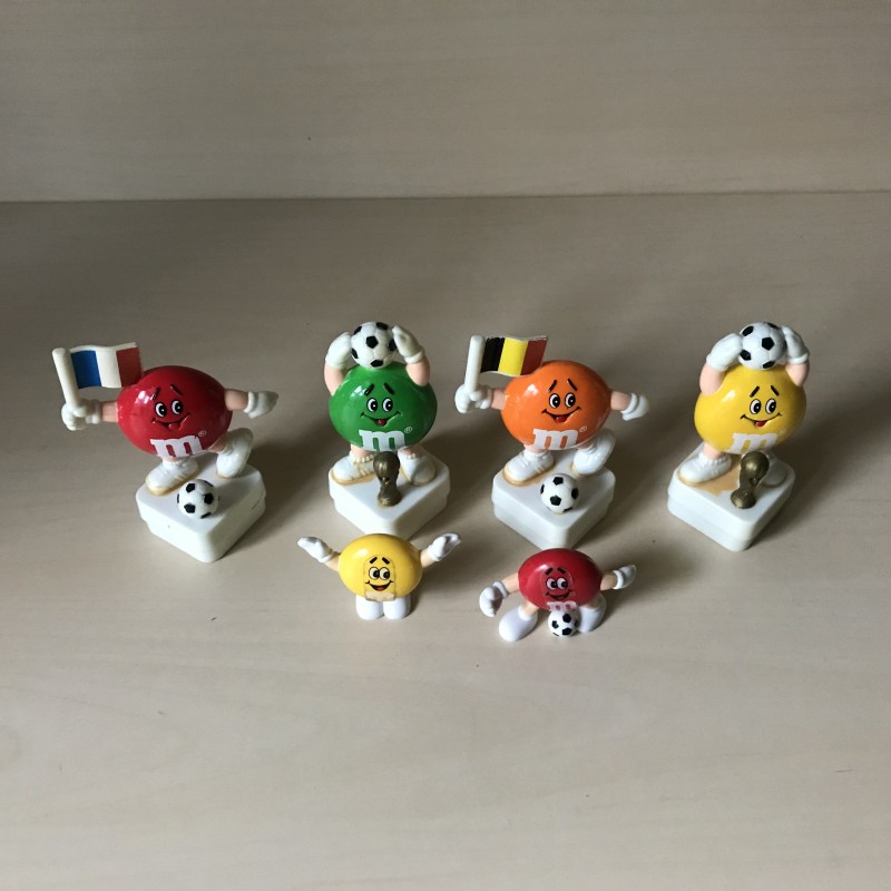 M & M’s , 4 grotere figuren en 2 kleine figuren.